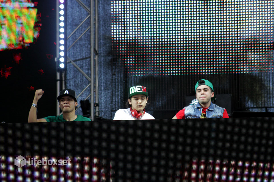 Honores a la bandera con 3Ball MTY en Coachella