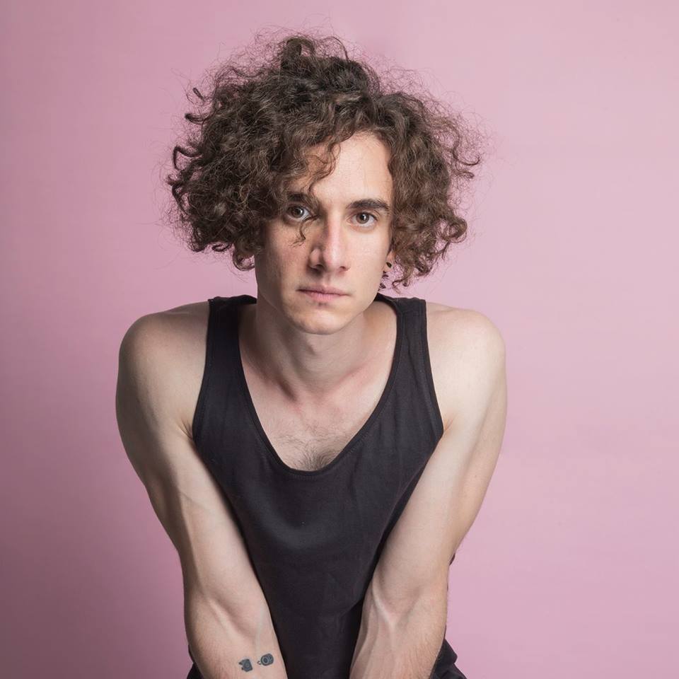 Marcol le avienta un tributo al más grande de Argentina: El Flaco Spinetta