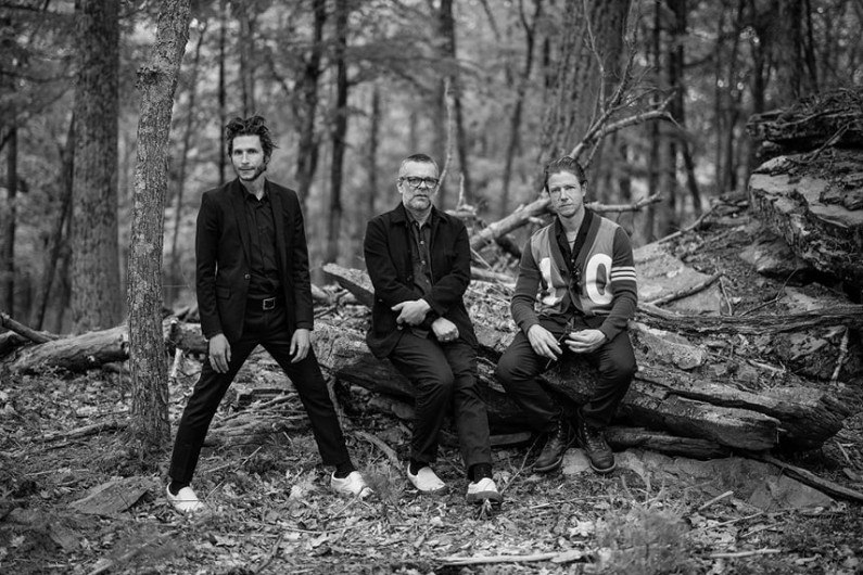 Interpol responde a la versión de Peter Hook de que quizo ser su nuevo ...