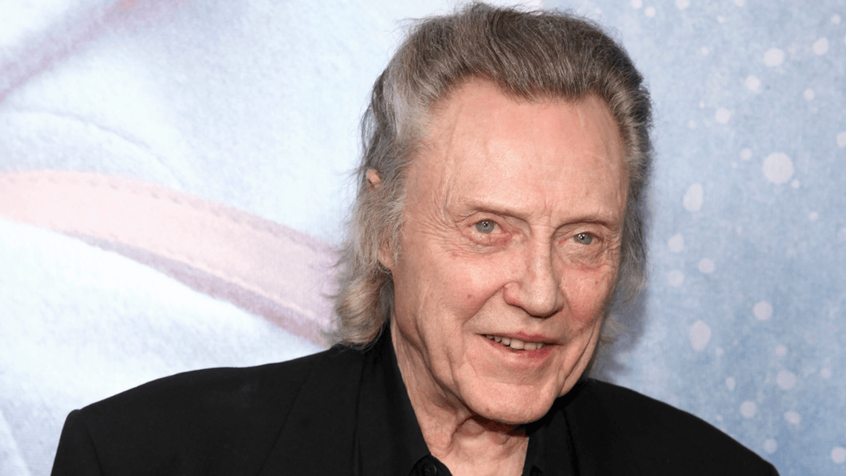 Mira a Christopher Walken presentando la última actuación de Foo Fighters