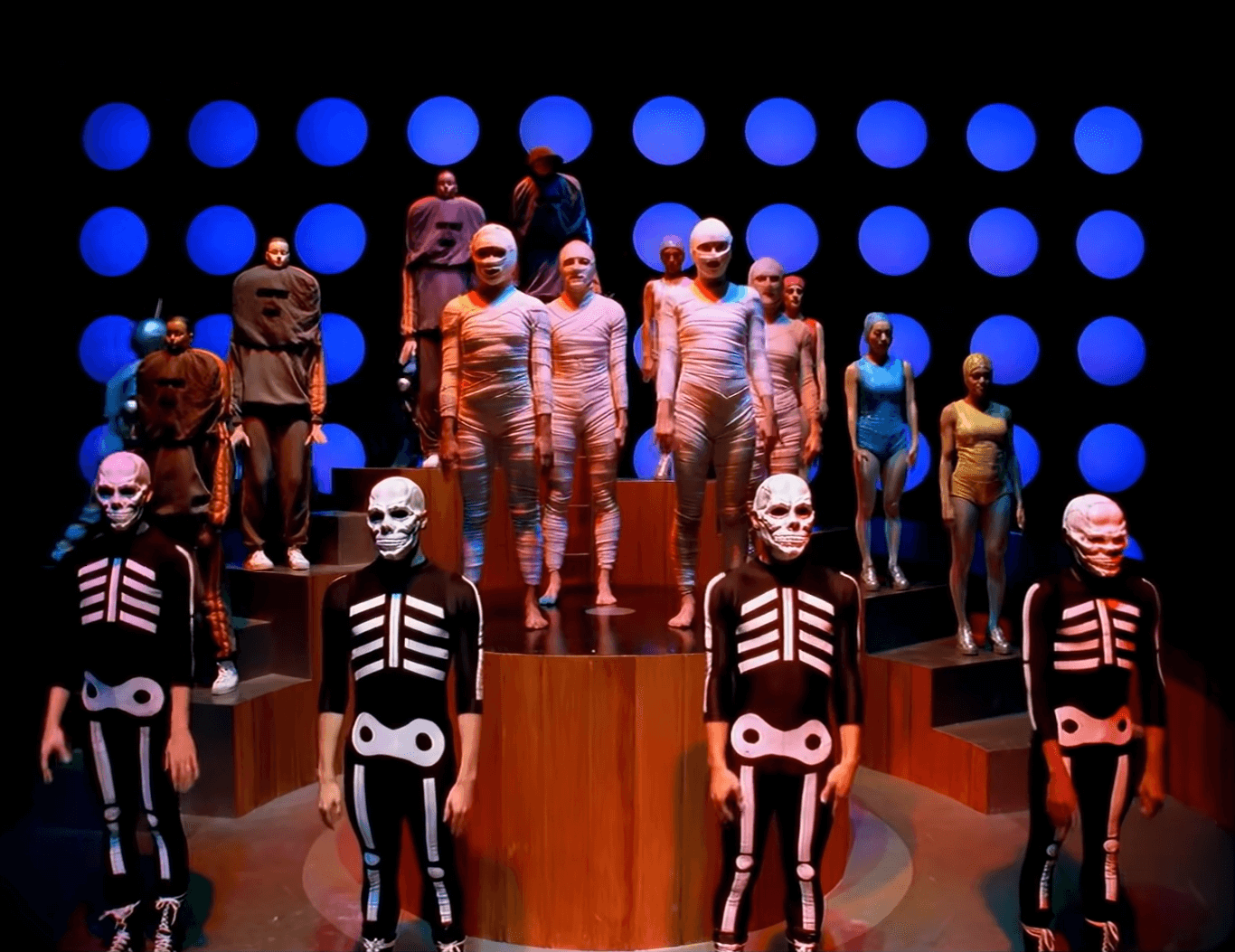 La historia del video "Around the World" de Daft Punk dirigido por ...
